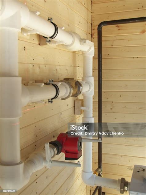 보일러 실에서 레이저 레벨중력 난방 시스템 장비의 장착 순환 펌프 스톱콕 수도꼭지 리턴 밸브 폴리프로필렌 튜브 및 레이저 레벨 관 튜브에 대한 스톡 사진 및 기타 이미지