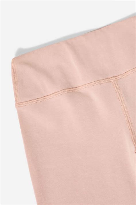 سروال قصير وضيّق للبنات باللون الوردي