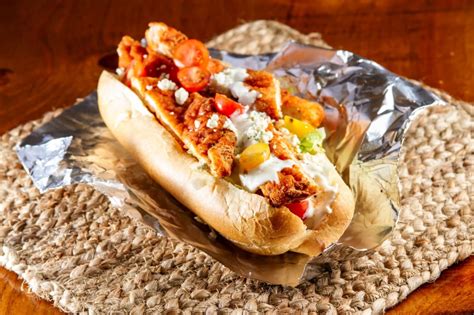 روش تهیه هات داگ با پنیر و سس مخصوص