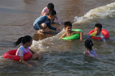 这么近 那么美 周末到河北河北秦皇岛游客戏水纳凉尽享大海乐趣 澎湃号政务 澎湃新闻 The Paper