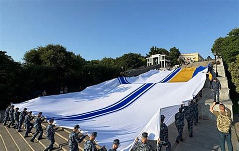 В Одесі розгорнули найбільший прапор ВМС в історії України ВІДЕО Читайте на Ukr Net