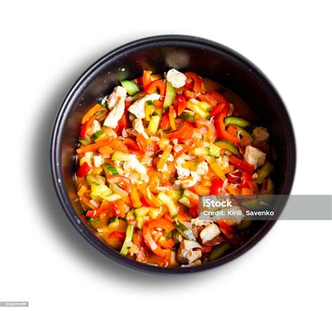 군침이 도는 맛있는 야채 붉은 피망 당근 오이 딜 그린스 토마토 양파 잘게 썬 프라이드 치킨 고기로 함께 팬에 흰색 배경 상단 보기 0명에 대한 스톡 사진 및 기타 이미지