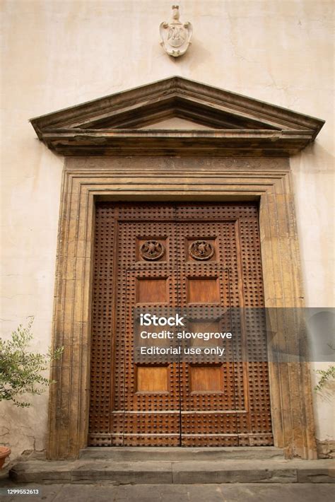 Pintu Masuk Ke Bangunan Bersejarah Dengan Pintu Kayu Berat Besar Foto Stok Unduh Gambar