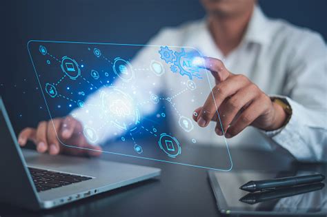 노트북에서 인공 지능을 사용하여 관리 개념을 문서화하는 사업가 인공 지능 기술 사업가 쇼 가상 그래픽 글로벌 인터넷 연결 Ai와