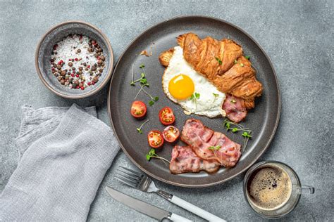 튀긴 계란 베이컨 토마토 마이크로 그린 커피와 크루아상 샌드위치 맛있는 식욕을 돋우는 아침 식사 회색 그런지 배경 상단 보기 플랫 레이 0명에 대한 스톡 사진 및 기타