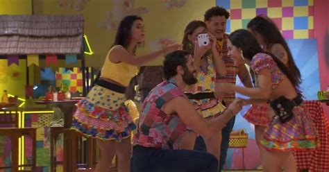 Novo Casal Após Brincadeira De Davi Isabelle Dá Beijo Em Matteus Rádio Itatiaia