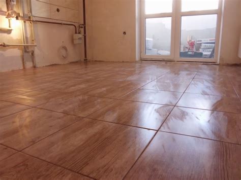 Простой ремонт однокомнатной квартиры своими руками Как уложить керамическую плитку на пол