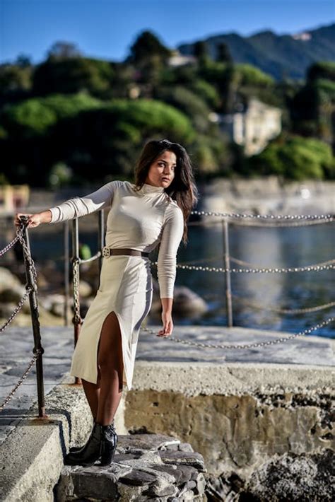 강 강둑 긴 머리 뒷모습 모자 서 있는 수직 쐈어 여성 패션 하얀 드레스에 관한 무료 스톡 사진