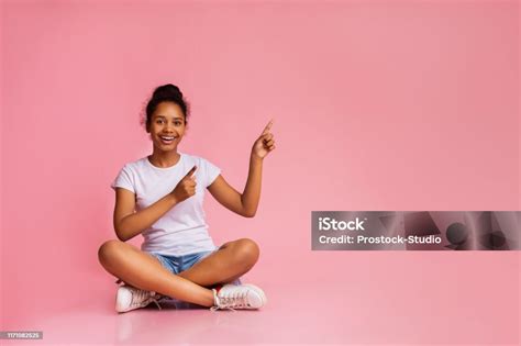 행복한 소녀 앉아 와 교차 다리 과 가리키는 손가락 위쪽으로 놀라움에 대한 스톡 사진 및 기타 이미지 놀라움 십대 앉음 Istock