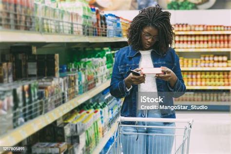 식료품 점에서 쇼핑 사려 깊은 아프리카 계 미국인 여자 개념에 대한 스톡 사진 및 기타 이미지 개념 고객 과일 Istock