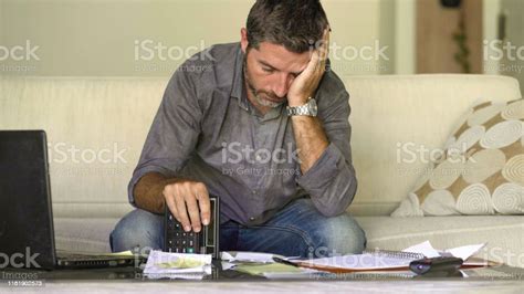 젊은 스트레스와 절망적 인 남자 집에서 거실 소파와 함께 국내 회계를하고 서류 및 계산기 느낌 압도과 걱정 고통 금융 위기 부채와 파멸 30 39세에 대한 스톡 사진 및