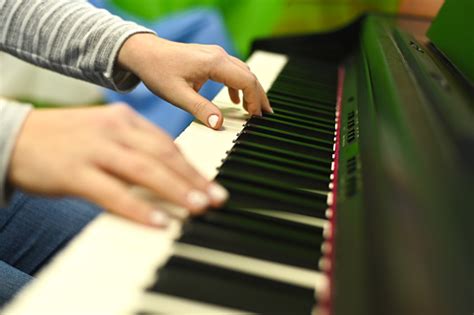 현대 전자 피아노를 연주하는 음악가의 손 리듬과 하모니를 강조하는 Classical Concert에 대한 스톡 사진 및 기타 이미지 Classical Concert