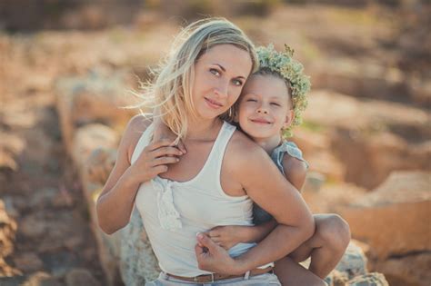 행복 한 가족 야외 재미입니다 사랑 스러운 어머니와 바다 쪽 비치 빛 세련 된 옷을 입고 고 대 도시 돌에서 함께 시간을 즐기고 귀여운 예쁜 딸의 초상화 1920년대