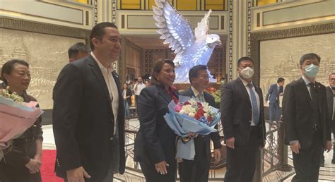 备好红烧肉熏鱼，洪都拉斯总统卡斯特罗来上海了