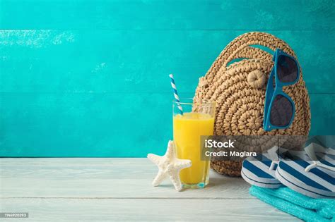오렌지 주스 해변 패션 가방 및 나무 테이블에 플립 플롭과 여름 휴가 휴가 배경 0명에 대한 스톡 사진 및 기타 이미지 0명 가방 개념 Istock