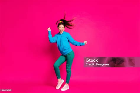 흥분 운이 좋은 젊은 아가씨의 전체 길이 사진은 블루 스웨터 댄스 상승 주먹 고립 밝은 분홍색 색상 배경을 착용 갈색 머리에 대한 스톡 사진 및 기타 이미지 Istock
