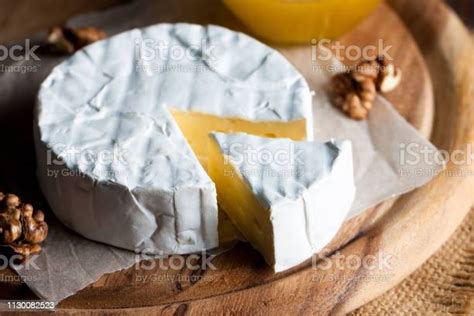 브리 치즈의 유형입니다 카망베르 치즈입니다 신선한 브리 치즈와 견과류 꿀 나뭇잎과 나무 보드에 조각 이탈리아 프랑스 치즈입니다 0명에 대한 스톡 사진 및 기타 이미지