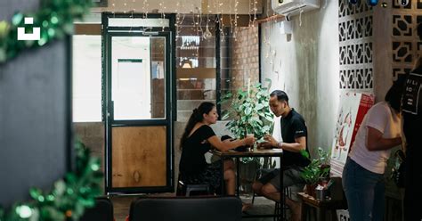 흰색 티셔츠를 입은 여자 옆에 서 있는 파란색 티셔츠를 입은 남자 사진 Unsplash의 무료 부부 이미지