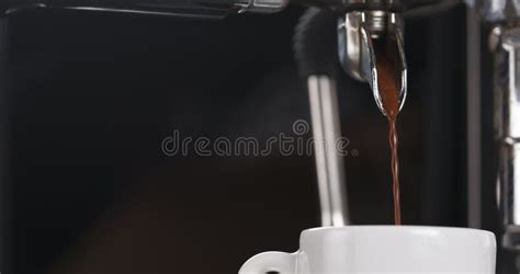Закройте вверх подготавливать эспрессо с профессиональной съемкой стороны машины кофе Стоковое