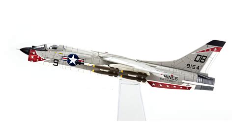 F 8e Crusader Vmf 235 Usmc 1 72 Diecast Cw001645