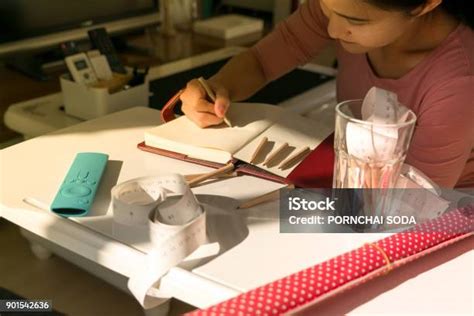 작업 테이블에 눈금자 테이프와 연필 책에 작품을 그리기 젊은 여자 그리기에 대한 스톡 사진 및 기타 이미지 그리기 남자 널판지 Istock