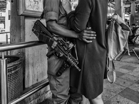 배경 화면 애정 전쟁 소녀 병사 소유 거리 사진술 솔직한 총 검은 화이트 4160x3120 674524 배경 화면 Wallhere