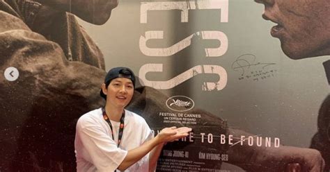 칸 입성 송중기 ♥케이티는 어디에 홀로 화란 포스터 앞에서 기념 촬영