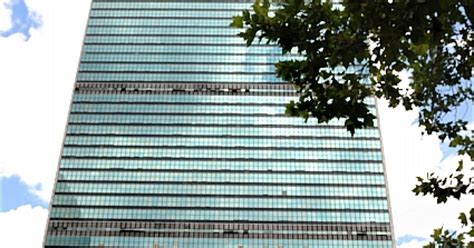 유엔 본부 앞에 서 있는 비둘기 조각