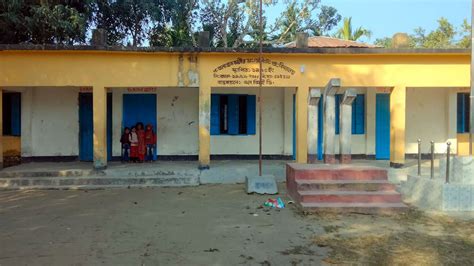 সংবাদ প্রকাশের পর সেই বিদ্যালয়ের শিক্ষকদের কারণ দর্শানোর নোটিশ