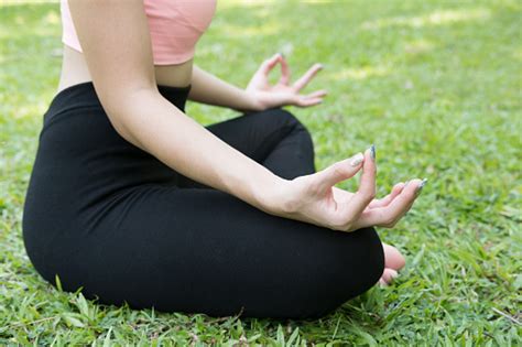 여름 공원에서 요가 야외 젊은 여자는 연꽃 위치 젠 제스처에 앉아있다 건강한 라이프스타일과 휴식의 개념 건강한 생활방식에 대한 스톡 사진 및 기타 이미지 Istock