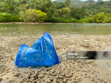 썰물 때 모래 해변 바다 쓰레기 및 해안의 오염 흩어져있는 모래 더러운 해변 석호 물 배경 전경에 초점 0명에 대한 스톡 사진 및 기타 이미지 Istock