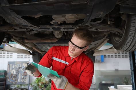 자동차 서비스 및 수리 또는 유지 보수 및 자동차 정비사 팀 개념 25 29세에 대한 스톡 사진 및 기타 이미지 25 29세 검사 보기 고객 Istock
