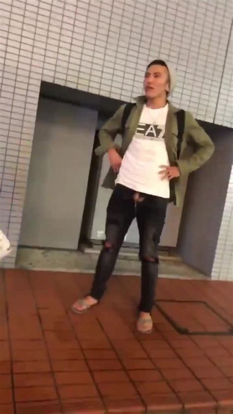 Japanese Public Piss 日本語で
