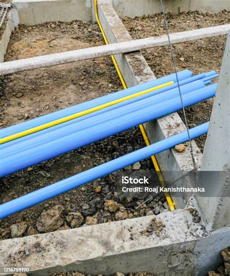 인프라 블루 파이프 배관 시스템에 대한 기초 빔 콘크리트에 준비 집에서 Eletric 노란색 파이프 Pvc 강철에 대한 스톡 사진 및 기타 이미지 Istock