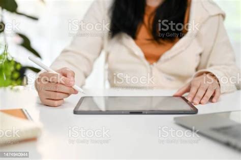 책상에서 디지털 태블릿을 사용하는 아시아 여성의 자른 이미지 25 29세에 대한 스톡 사진 및 기타 이미지 25 29세 그리기 디자인 전문가 Istock