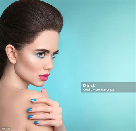 뷰티 메이크업입니다 매트 립스틱입니다 Manicured 손톱으로 근접 촬영 초상화 소녀입니다 아름 다운 패션 여자 갈색 머리