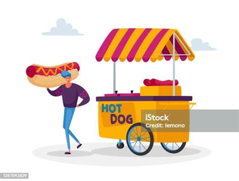 남자는 바퀴달린 카페 나 푸드 트럭에서 길거리 음식 테이크 아웃 정크 식사를 구입합니다 작은 남성 캐릭터 와 거대한 핫도그 에 부스 핫도그에 대한 스톡 벡터 아트 및 기타