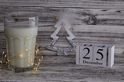 빈티지 나무 테이블에 화환우유 한 잔 12월 25일 달력 홈 아늑함과 편안함 컨셉 축제 크리스마스 분위기와 미적 분위기 배경 복사 공간 0명에 대한 스톡 사진 및 기타