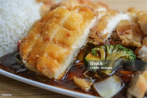 로스트 치킨 슬라이스 매운 소스와 밥에 야채 레스토랑의 중국 고기 요리 클로즈업 샷 선택한 초점 0명에 대한 스톡 사진 및 기타 이미지 Istock