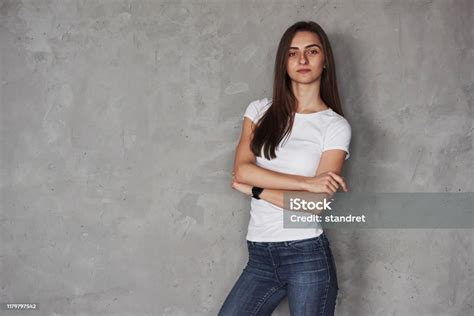 방에서 따뜻하게 회색 배경에 서 스튜디오에서 젊은 아름다운 여자 갈색 머리에 대한 스톡 사진 및 기타 이미지 갈색 머리 감정 검은색 Istock