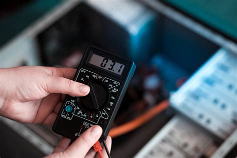 컴퓨터 수리 개념입니다 전자 서비스 기술자는 전압계로 전압을 측정 합니다 전문가의 손에 전압 시험기 전기 연료 및 전력 생산에 대한 스톡 사진 및 기타 이미지 Istock