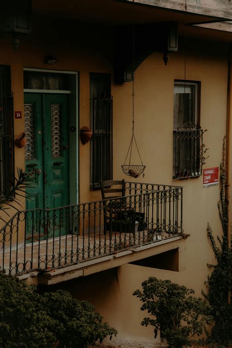 Occitanie 가족 거리 건물 건물 외관 건축 게르 계단 계단 난간 나무 난간 남쪽 프랑스 네개 녹색