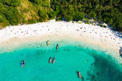 위에서 보기 하얀 모래와 청록색 맑은 물 롱테일 보트와 사람들 일광욕 자유 해변 푸 켓 태국 아름 다운 열 대 해변의 공중 보기 공중 뷰에 대한 스톡 사진 및 기타 이미지