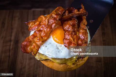 치즈 계란 베이컨 피클을 나무 테이블과 소박한 배경에 얹은 수제 쇠고기 버거 고기에 대한 스톡 사진 및 기타 이미지 고기 굽기 길거리 음식 Istock