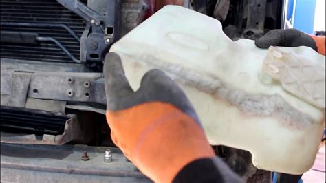 Течь бачка омывателя, снимаю для ремонта 1часть на Land Rover Discovery ...