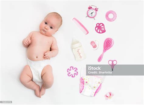 여자를위한 의류 세면도구 장난감 및 건강 관리 액세서리와 흰색 배경에 아기 임신과 아기를위한 위시리스트 또는 쇼핑 개요 아기에 대한 스톡 사진 및 기타 이미지 Istock