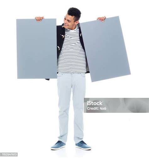 자 켓과 회색 바지를 입고 잘생긴 흑인 남자두 현수막을 들고 20 24세에 대한 스톡 사진 및 기타 이미지 20 24세 20 29세 곁눈질 Istock