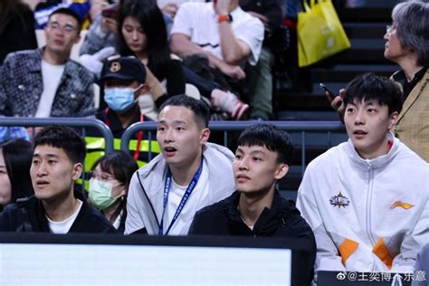 王奕博：恭喜一下我杰哥技巧赛夺冠 想你的风今天吹到了深圳 直播吧
