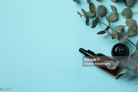 파란색 배경에 기름과 유칼립투스 나뭇 가지의 드롭퍼 병 0명에 대한 스톡 사진 및 기타 이미지 0명 갈색 건강관리와 의술 Istock