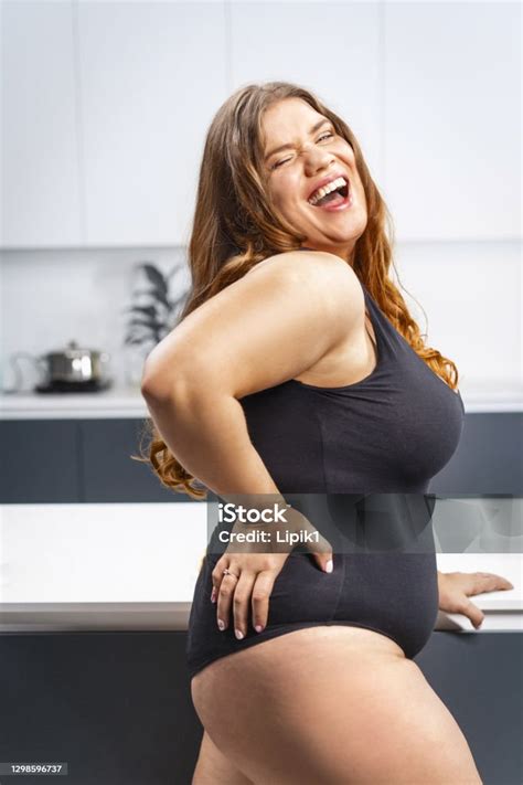 젊은 뚱뚱한 여자 다이어트를 시도 부엌 테이블 옆에 서있는 소녀 부엌에 서 다이어트 젊은 뚱뚱한 여자 Bmi 무게를 낮추는 통통한 암컷을 닫습니다 빠른 무게를 느슨하게하려고